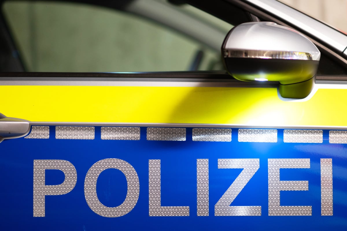 Mitten in Innenstadt! Mann läuft über fahrendes Polizeiauto