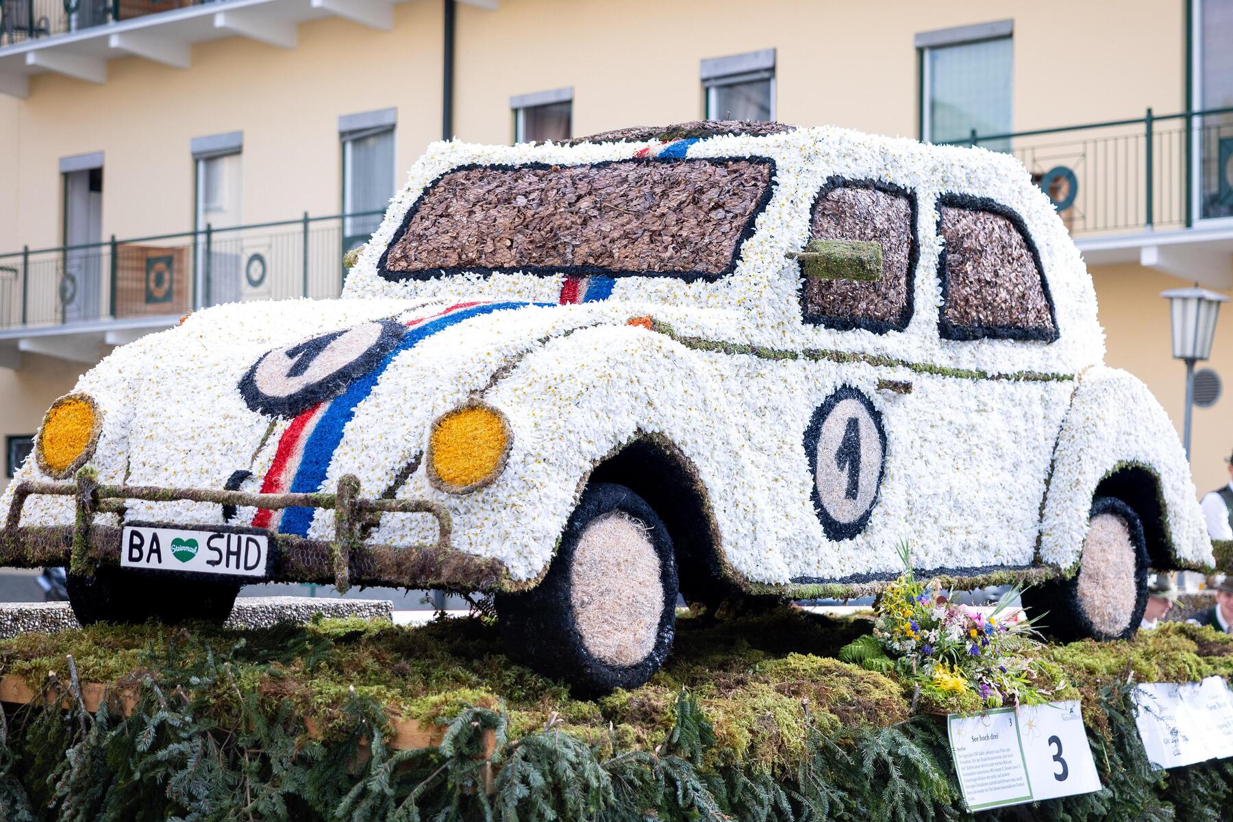 Start-Ziel-Sieg für VW-Käfer „Herbie“ bei Österreichs größtem Blumenfest