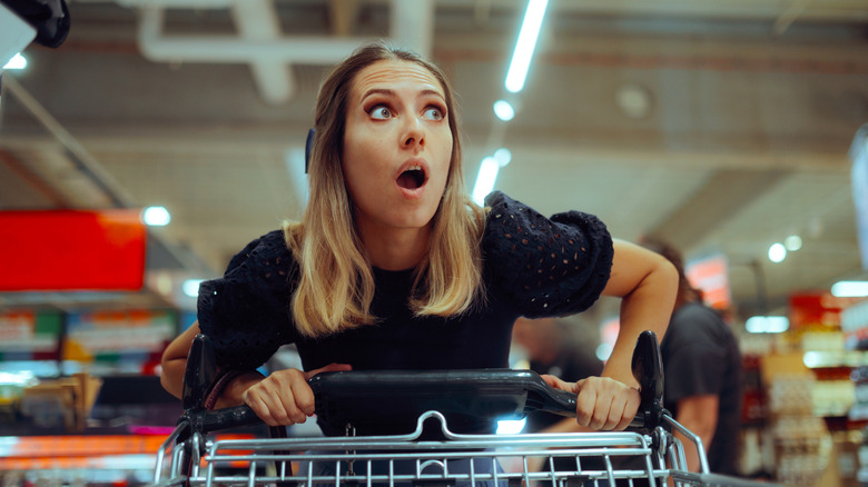 The best time of day to find deals at a grocery store