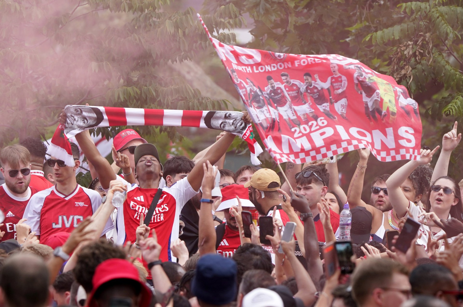 Thousands of Arsenal fans descend on north London for Premier League ...