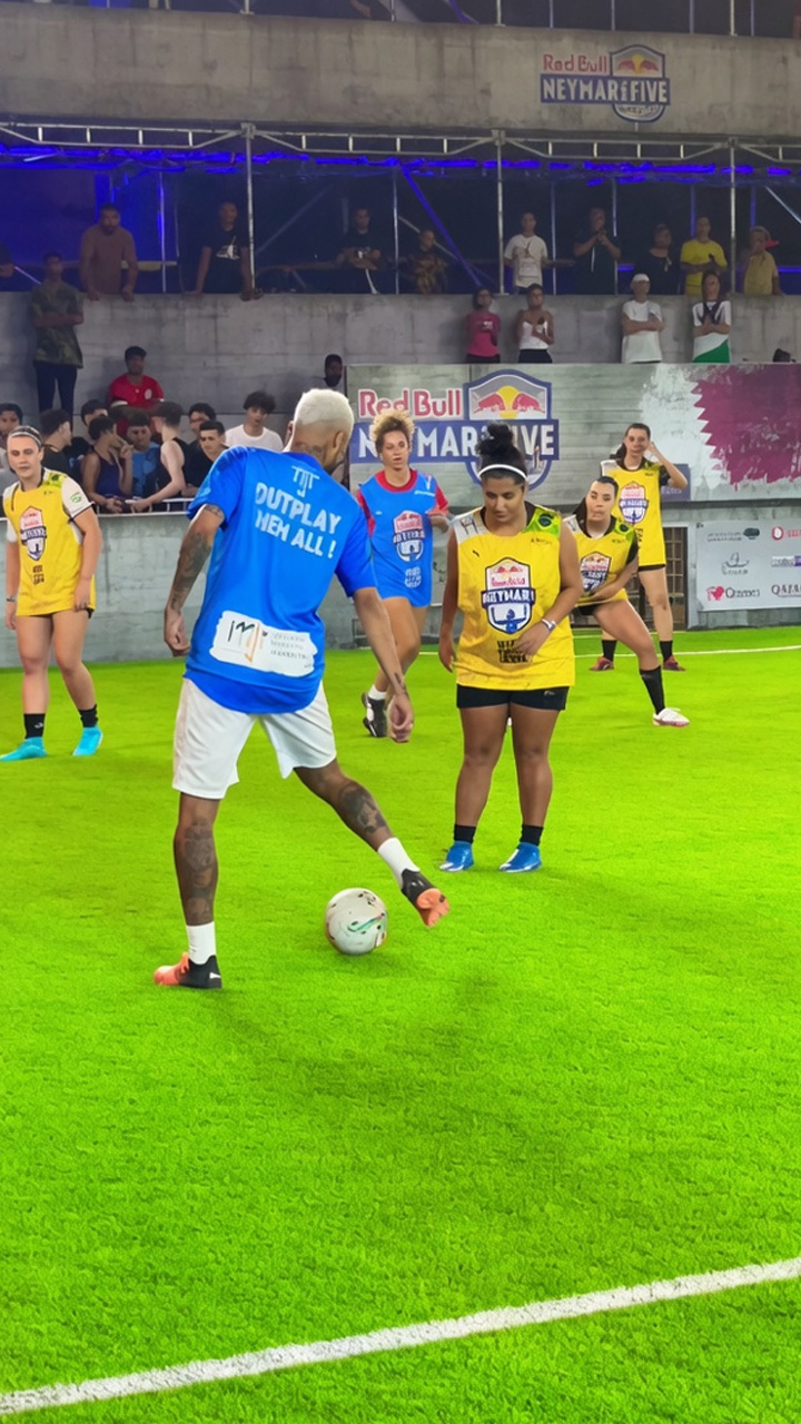 Masterclass Neymar ball control and silky skills on small pitch