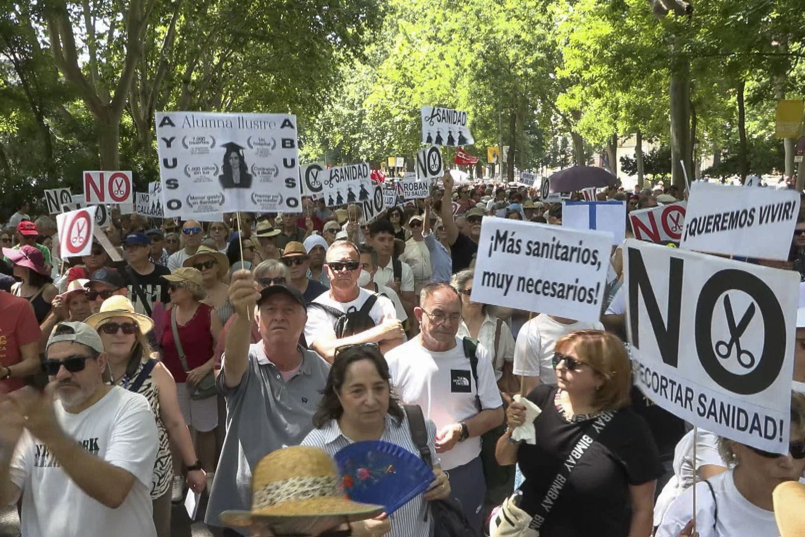 Los madrileños toman la calle por la sanidad pública y para denunciar ...