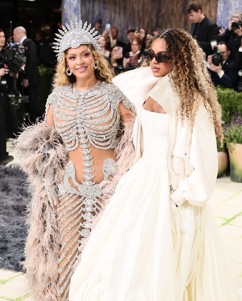 Beyoncé seen dancing in a blazer and jeans to Jay-Z’s music in Philadelphia