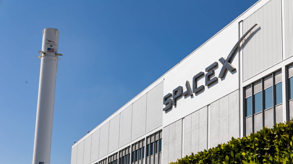 SpaceX lands a $4 billion deal right before its IPO