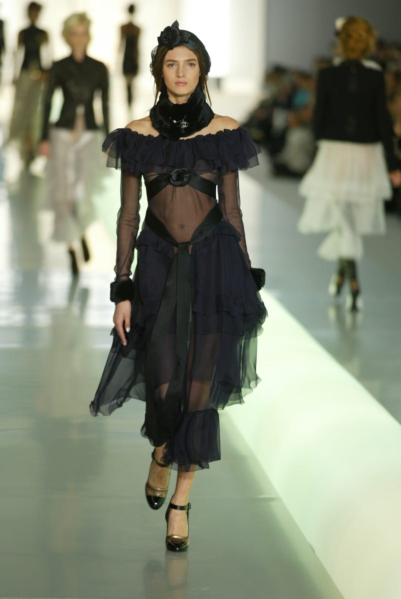 Sydney Sweeney nails a vintage Chanel-to-plunging LBD quick change for ...