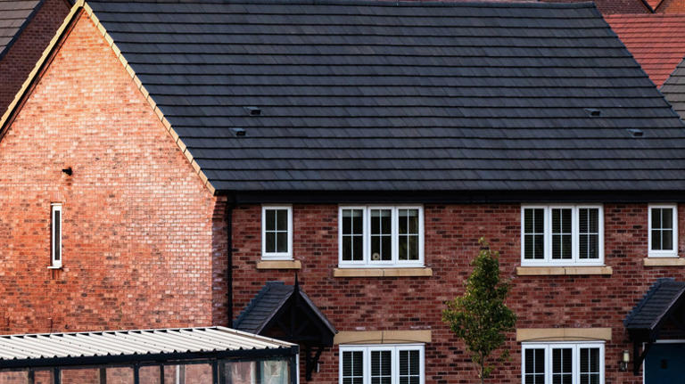 The best roof colors for a red brick house