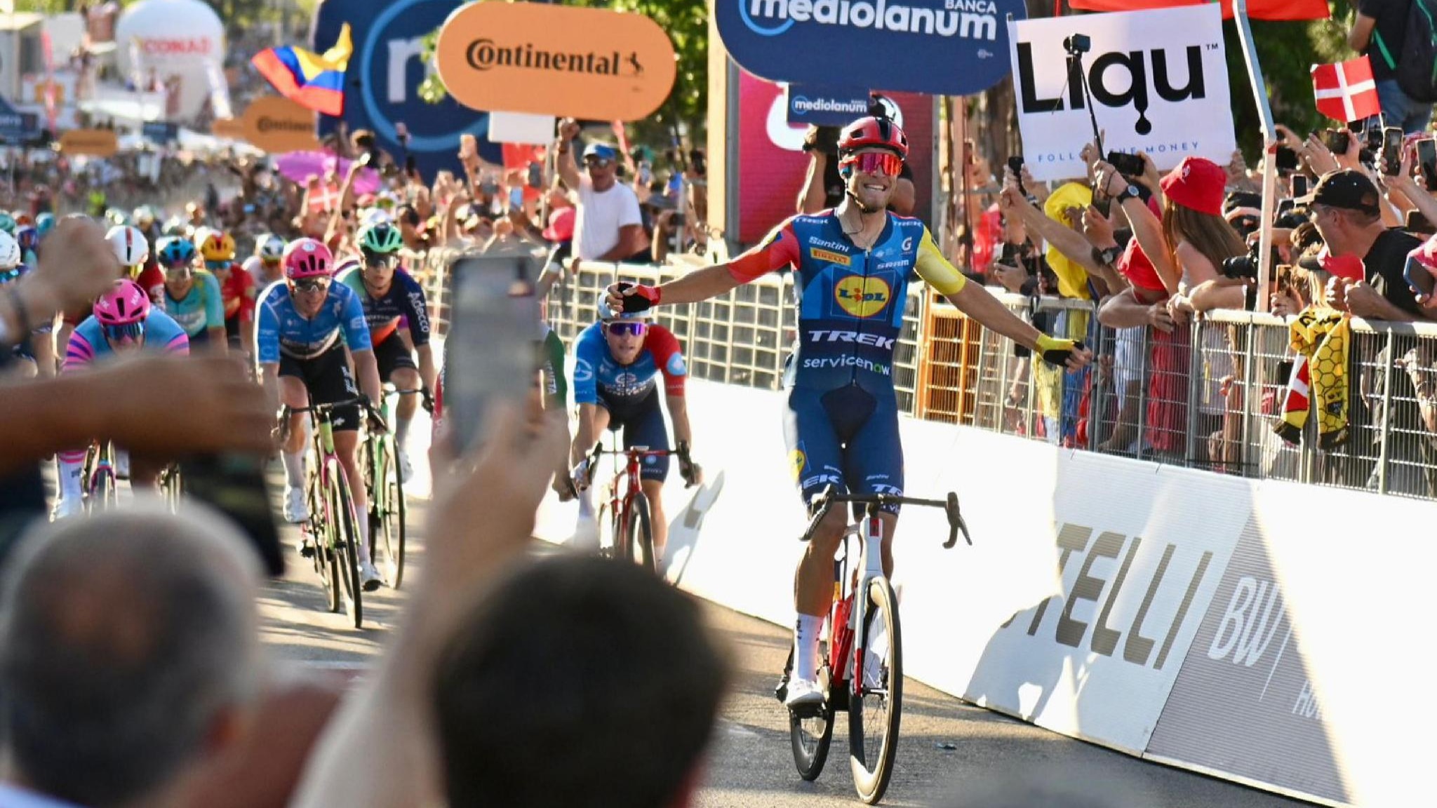 Vingegaard vince il Giro d’Italia. Jonathan Milan conquista la tappa di ...