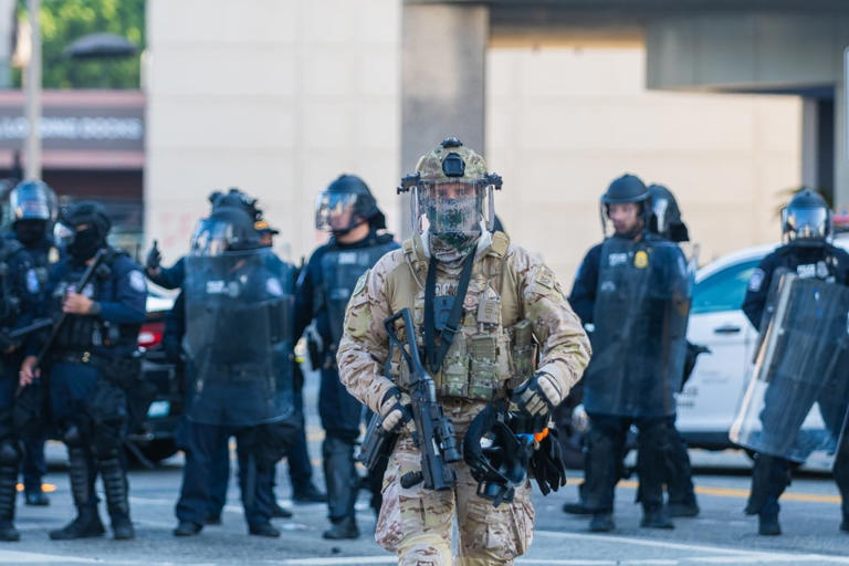 Agente de ICE se vuelve viral durante operativo en Nueva Jersey por lo ...