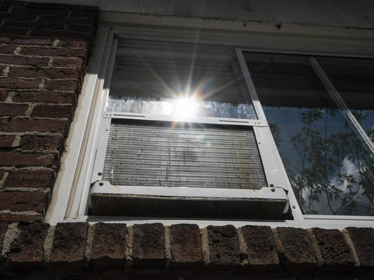 Face à la chaleur, des parents achètent un conditionneur d’air pour une ...