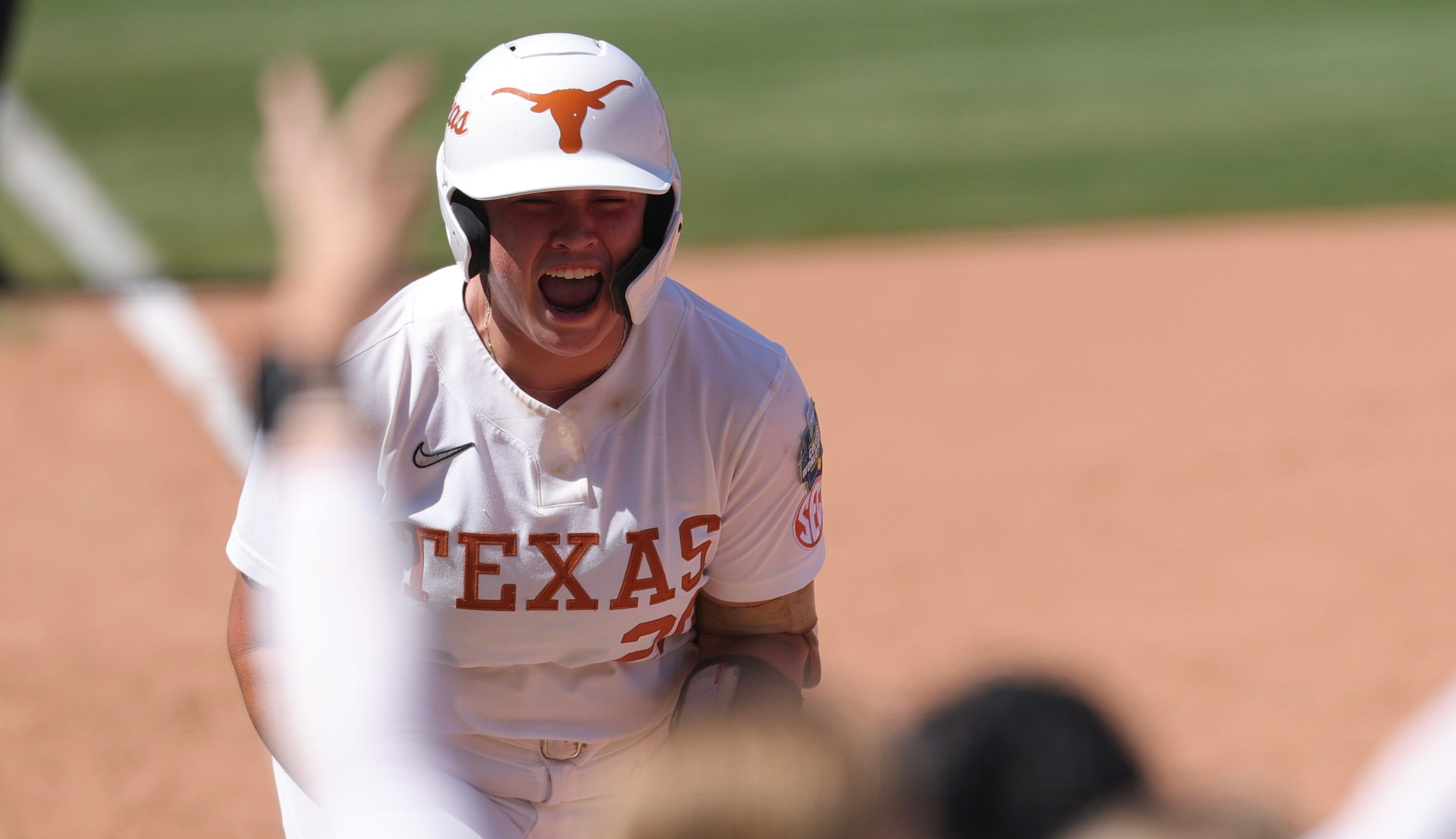 2026 WCWS: Stewart delievers late three-run homer to lead Texas past ...