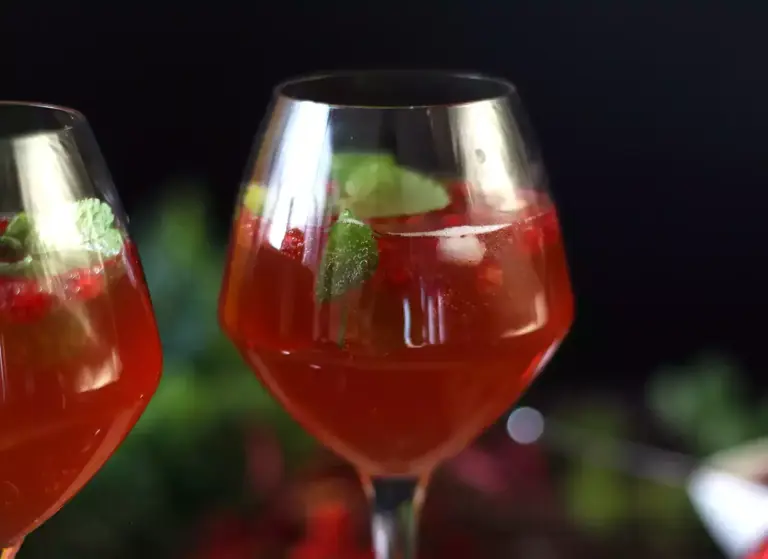 Spritz à la grenade, le cocktail dans une boule de Noël!