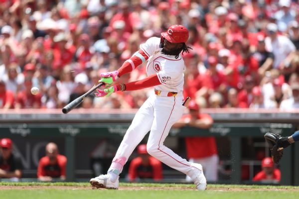 Reds' De La Cruz exits with hamstring tightness; set for MRI