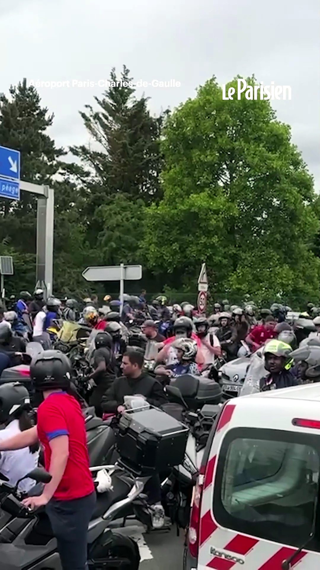 Sacre du PSG : des centaines de motos escortent le bus des joueurs