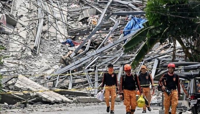 2 city execs suspended over building collapse