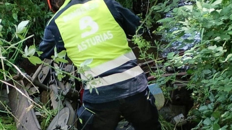 Muere un hombre tras caer al río con la segadora en Colunga (Asturias)