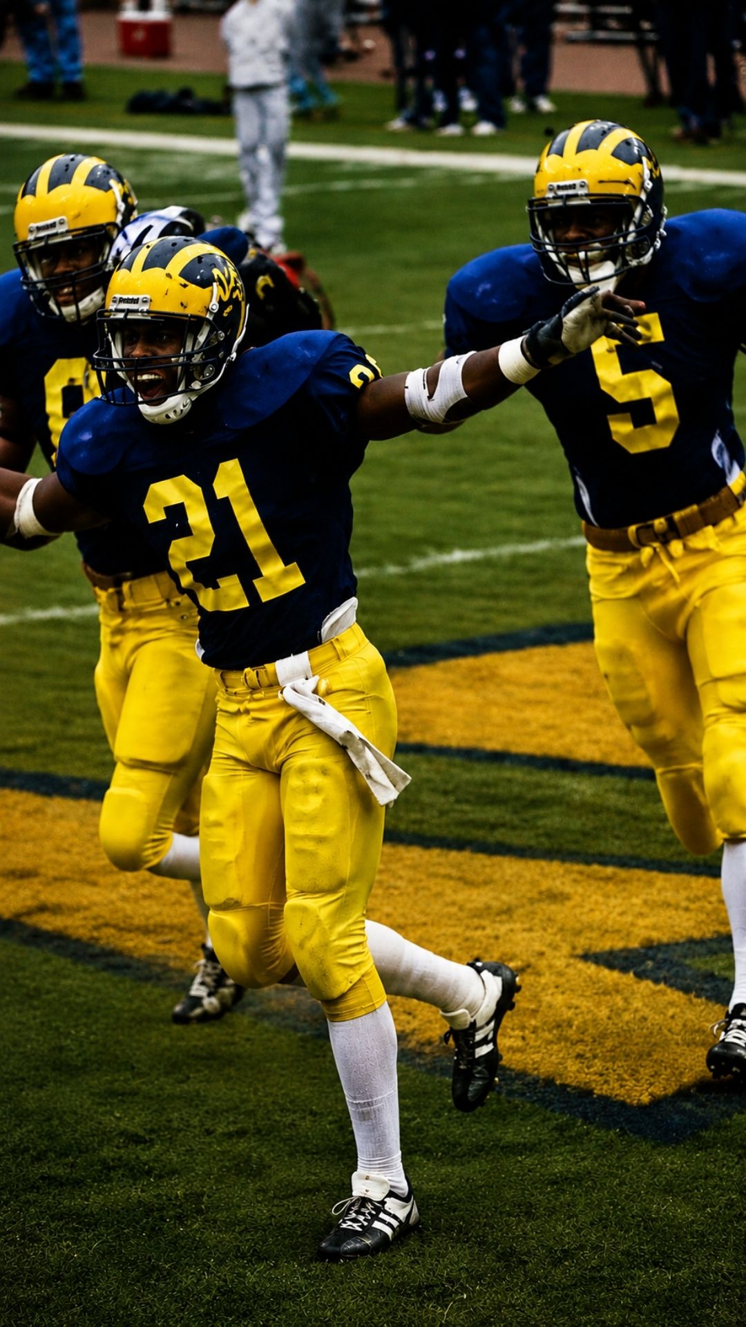 Desmond Howard’s iconic Heisman pose from 1991 against Ohio State