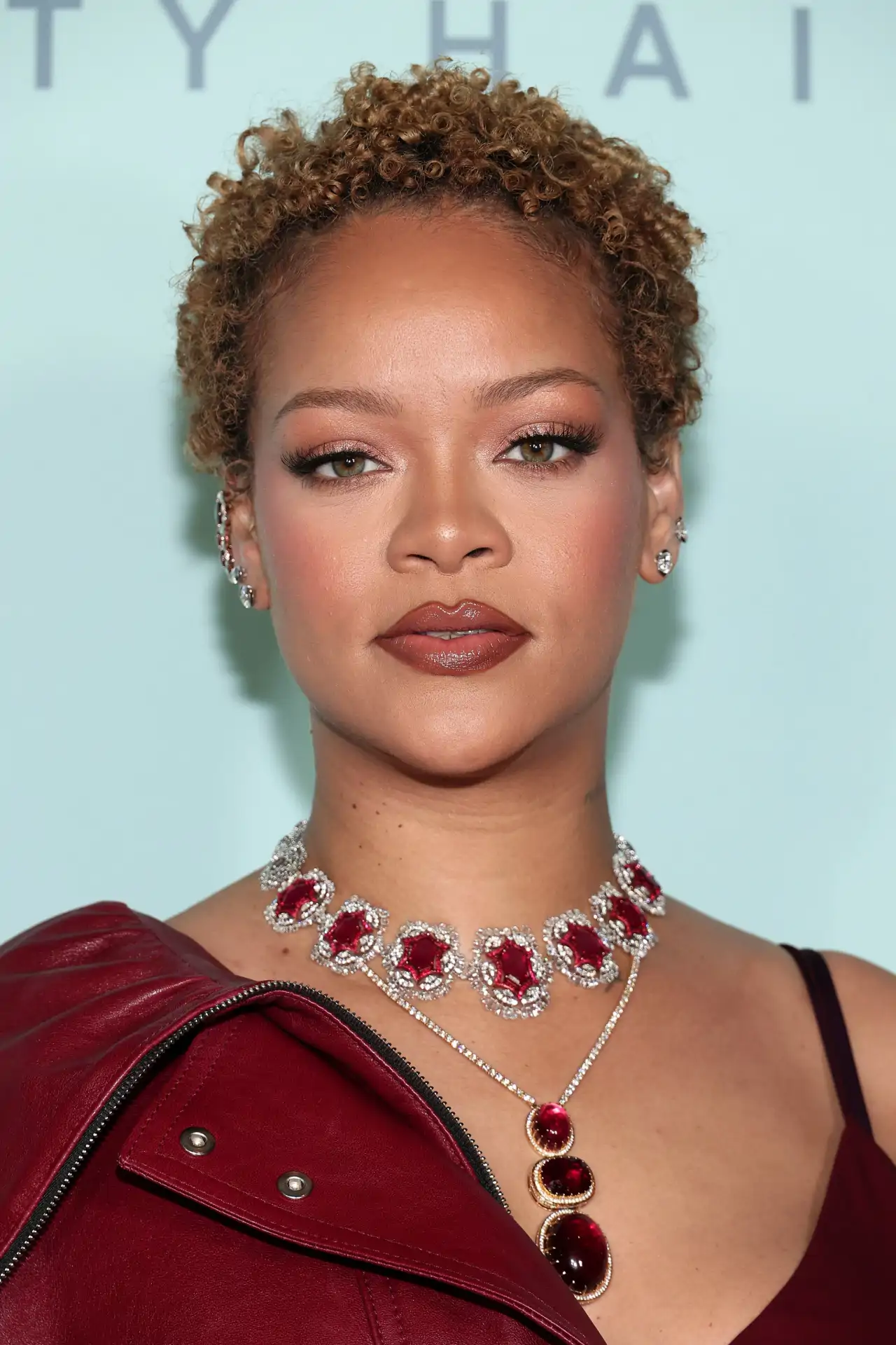 El curly pixie de Rihanna es el corte más sexy, atrevido y rejuvenecedor