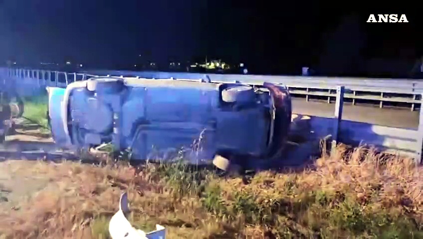 Tragica fuga dal posto di blocco, l'auto ribaltata oltre il guard-rail