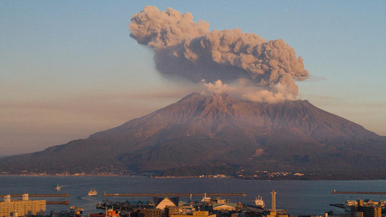 Sakurajima just sent another ash plume over Kyushu this morning — Japan ...