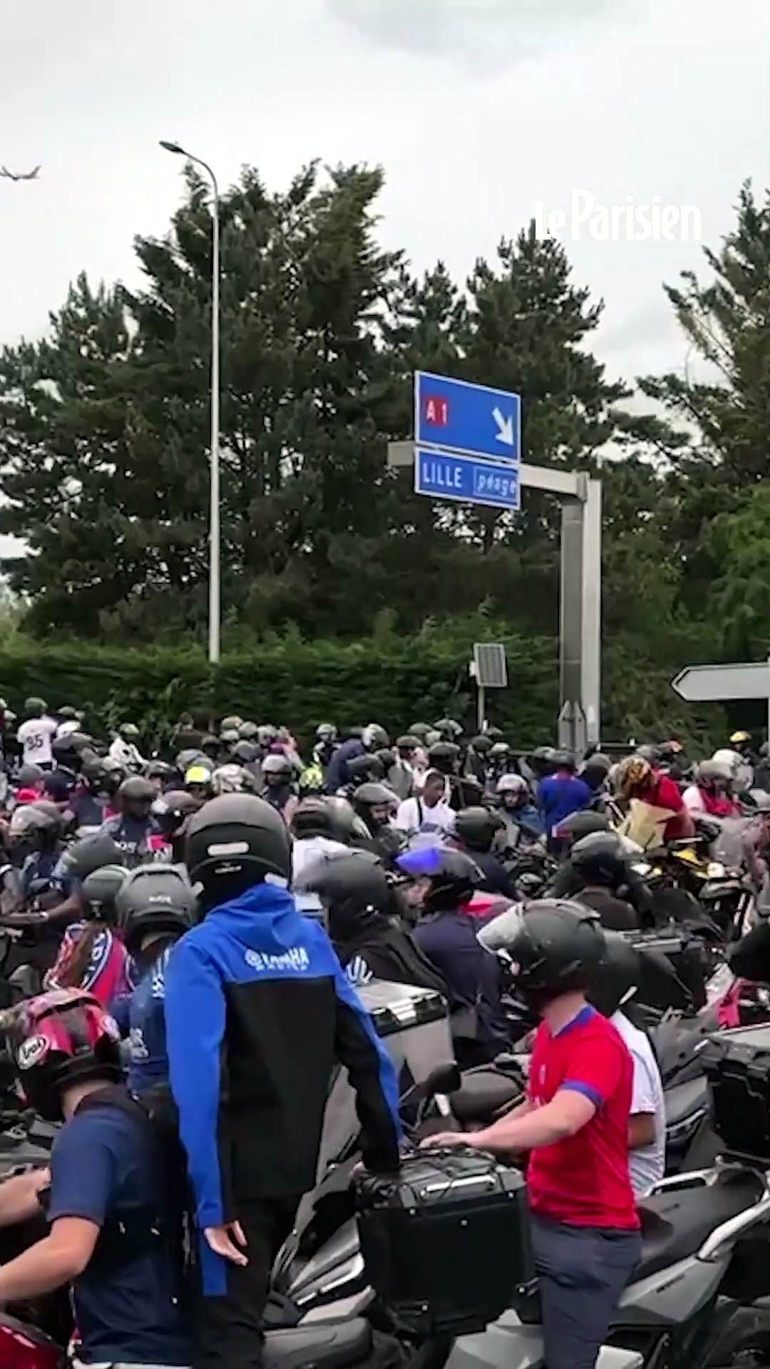Sacre du PSG : des centaines de motos escortent le bus des joueurs