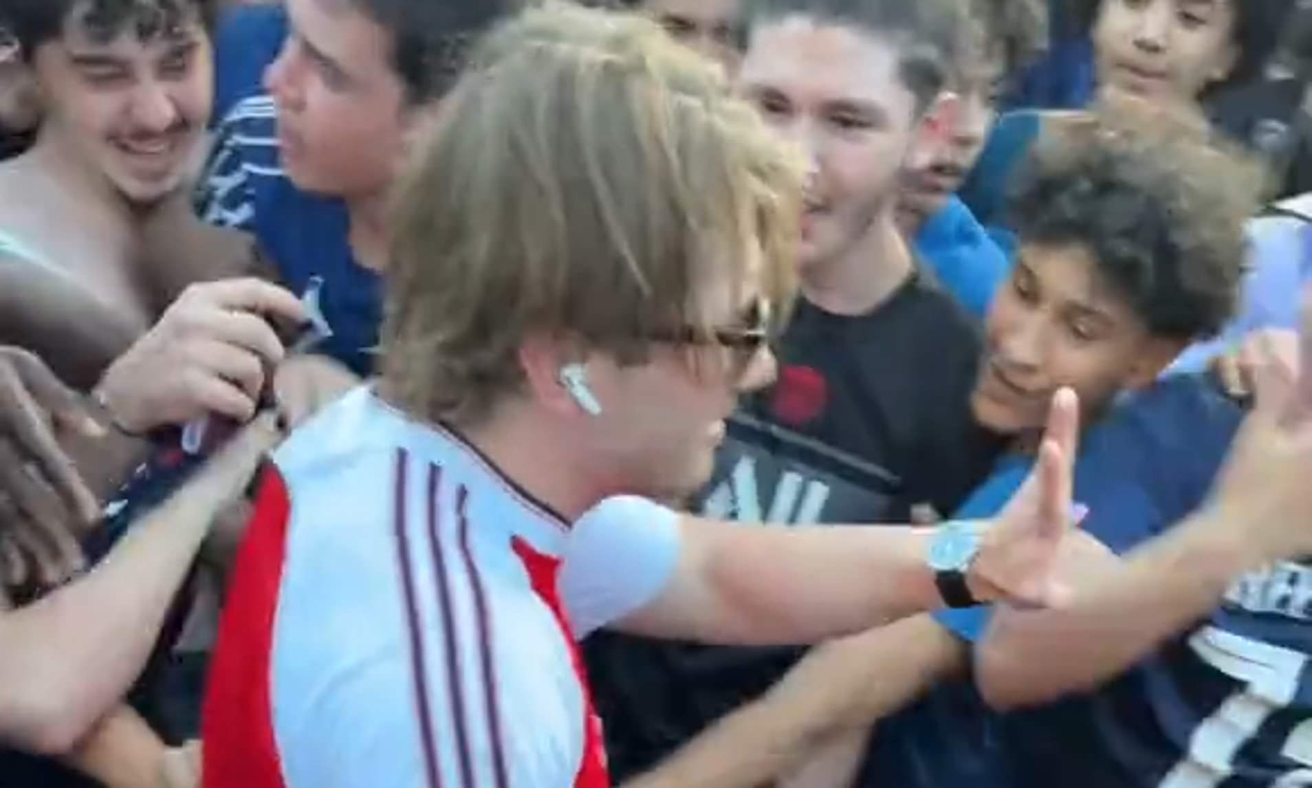 Harrowing moment lone Arsenal fan in Paris is mobbed and roughed up by ...