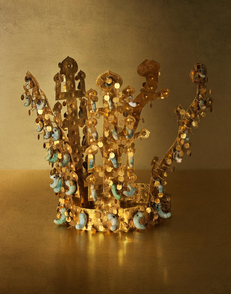 Silla gold crowns: Worn or death masks?