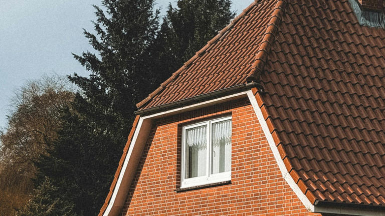 The best roof colors for a red brick house