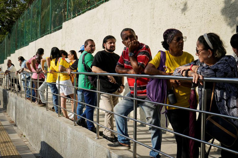 Colombia right-wing candidate De La Espriella, leftist Cepeda poised ...