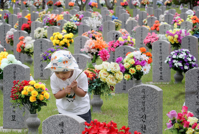 Volunteers clean gravestones, honor sacrifices at Daejeon National Cemetery