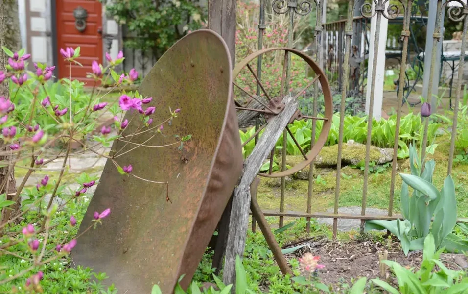 Vintage garden décor trends bring character to 2026 outdoor spaces