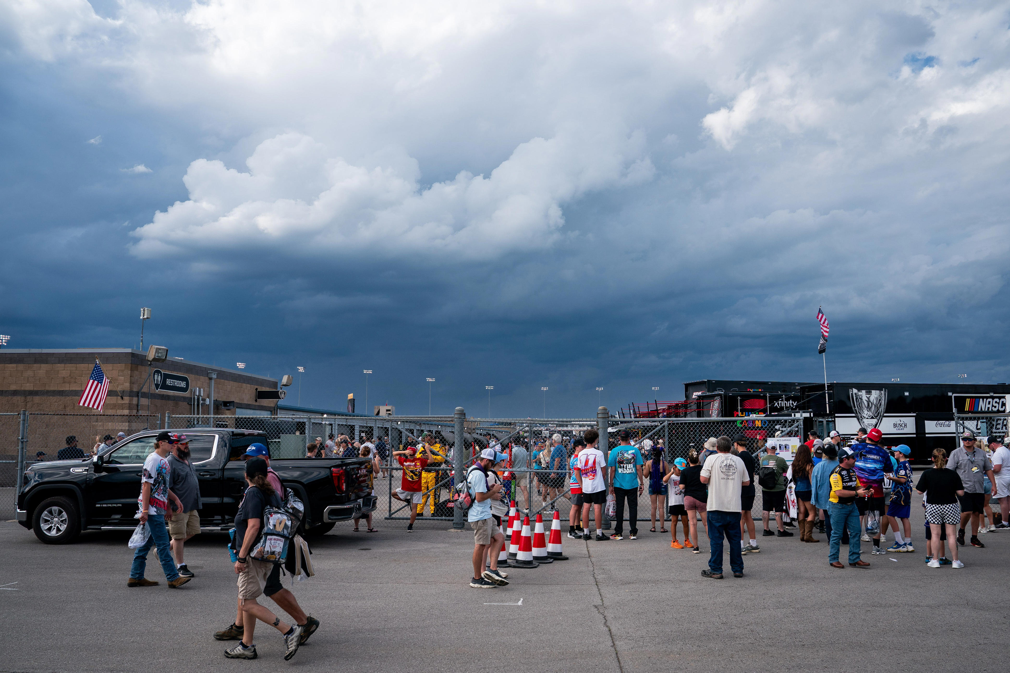 Cracker Barrel 400 NASCAR Nashville race start on weather hold