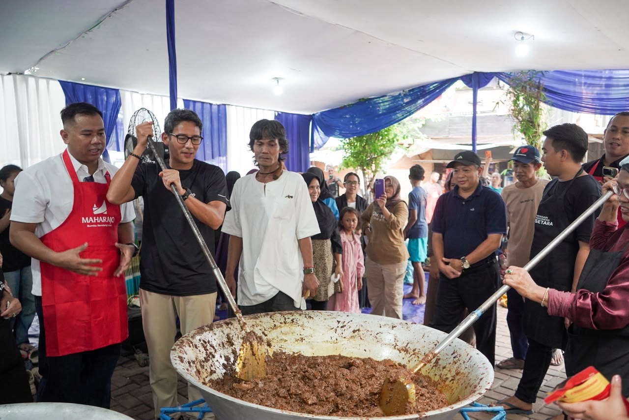Sandiaga Uno berbagi 1.000 rendang di Kampung Cahaya Menteng Atas