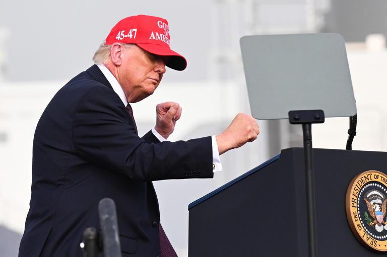 Body language experts have this 1 thing to say about Trump's dance moves
