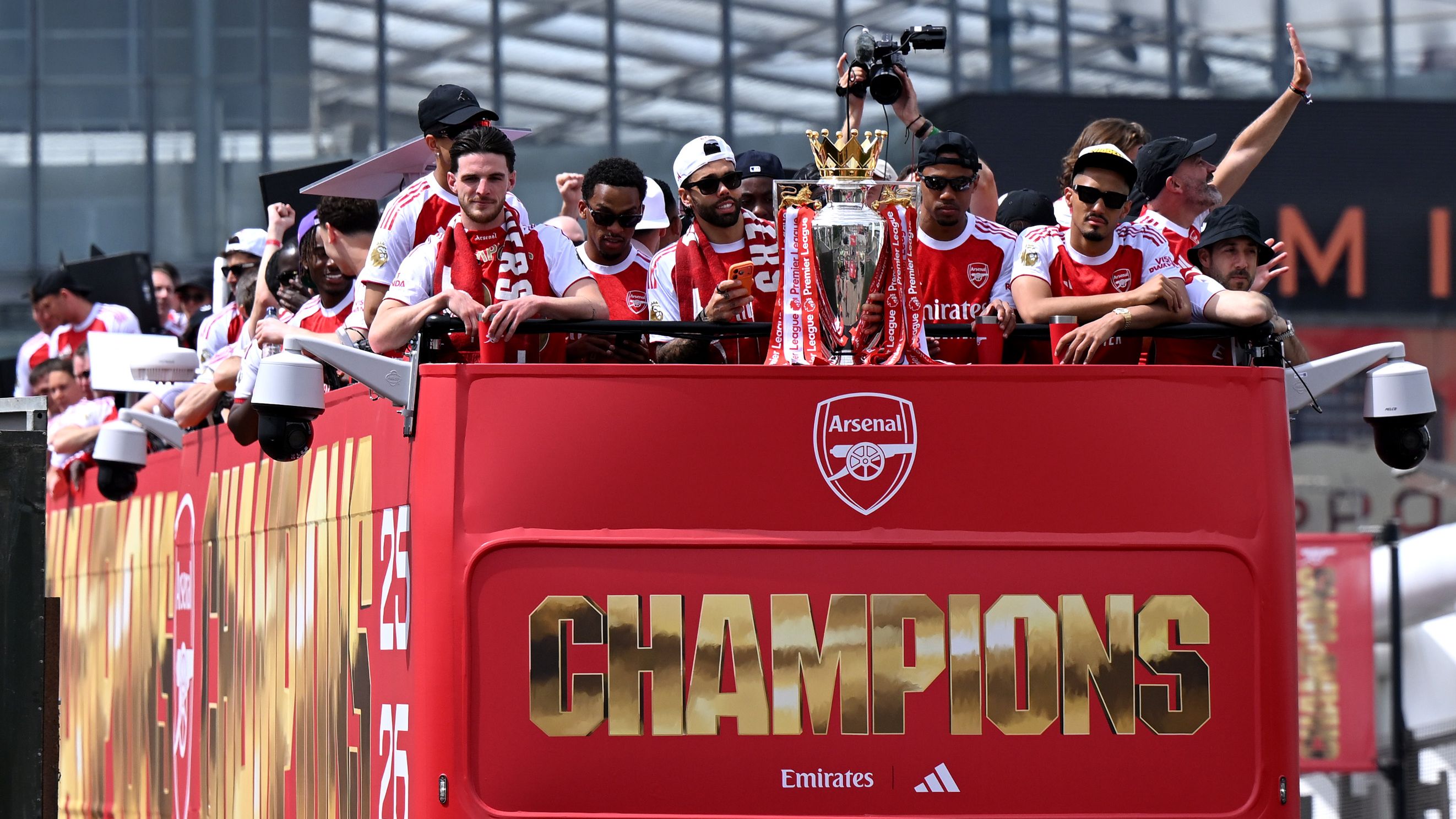 L'Arsenal festeggia il giorno dopo la finale persa: parata per ...