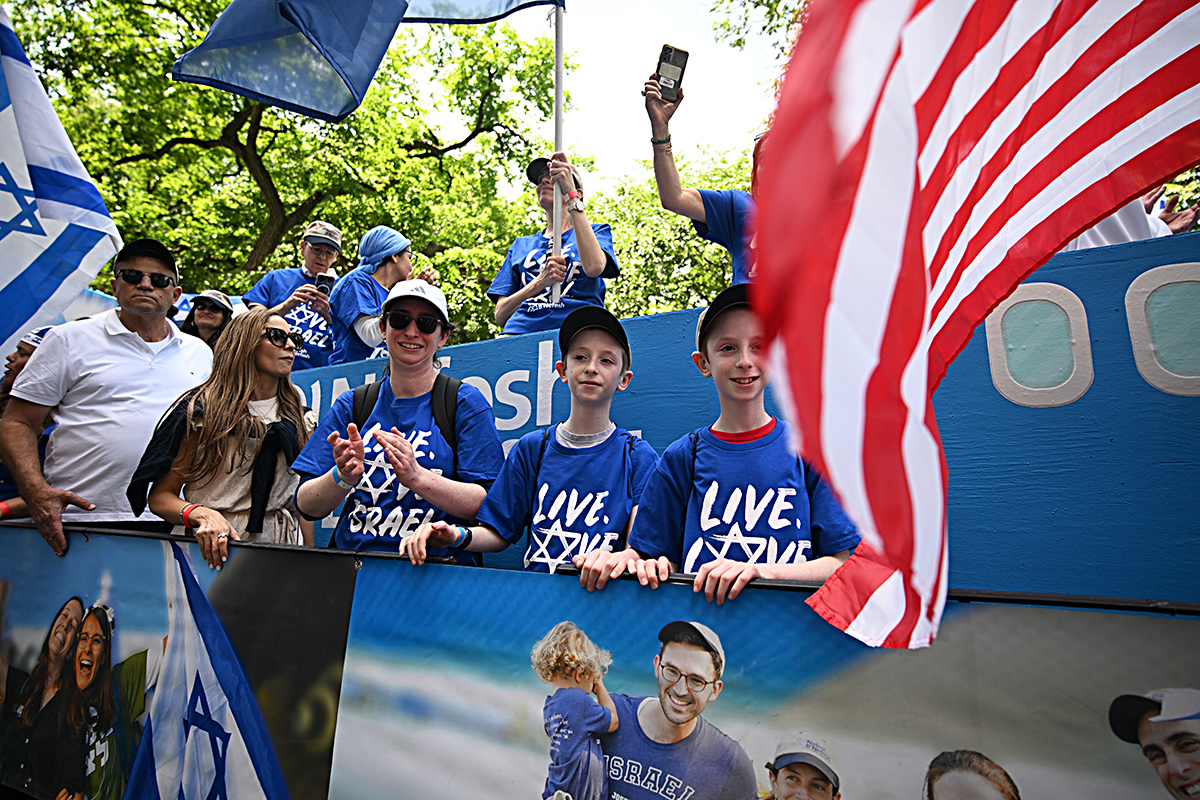 Israel Day Parade marches up 5th Avenue as Hochul signs buffer zone bill