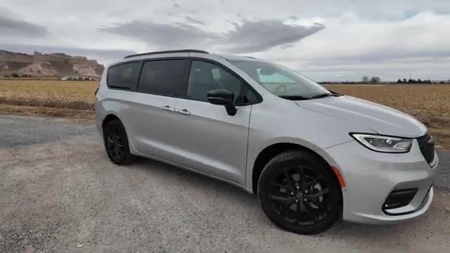 Toyota Sienna vs Chrysler Pacifica: Which minivan is better for families?