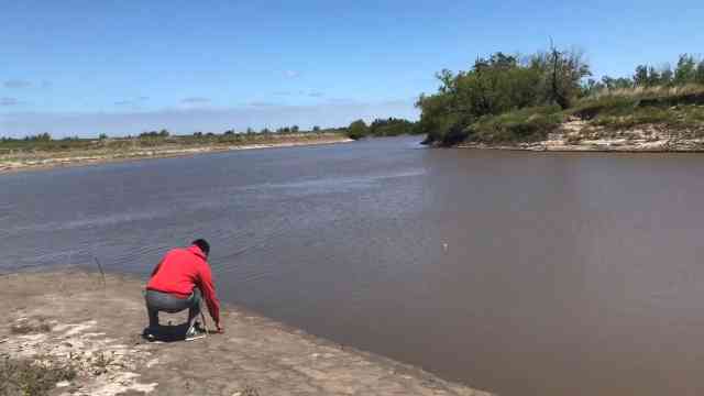 Pesca de tarariras con boya en un hermoso arroyo