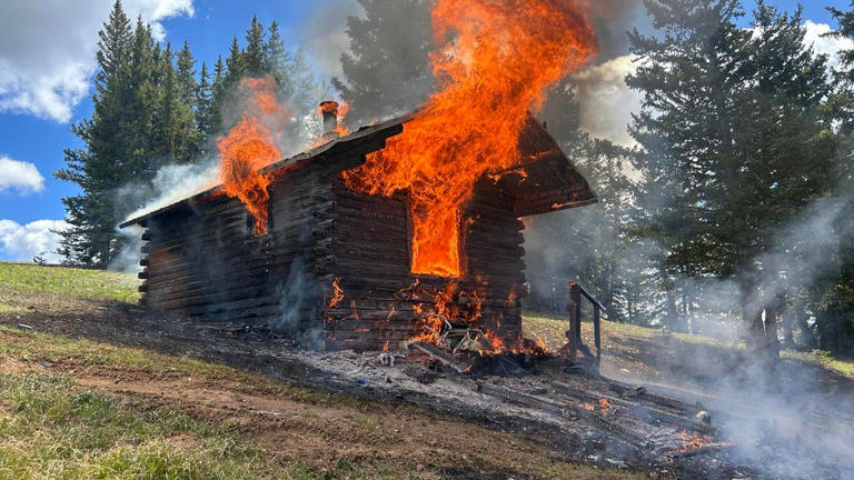 Fire destroys log cabin in Colorado mountains