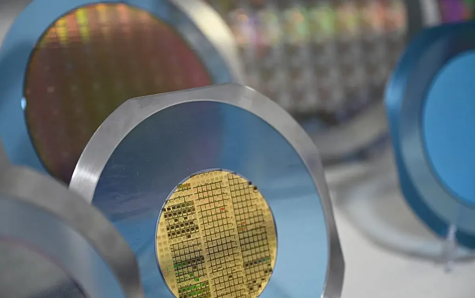 Illinois team pioneers low-heat 3D silicon chip stacking