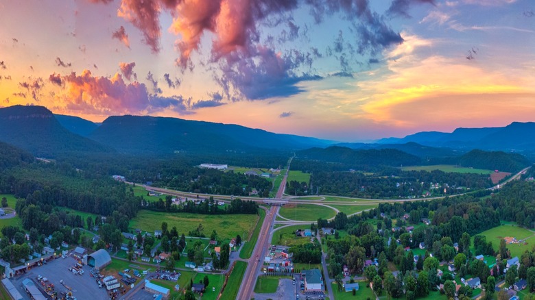 Between Chattanooga and Knoxville is Tennessee's growing city renowned ...