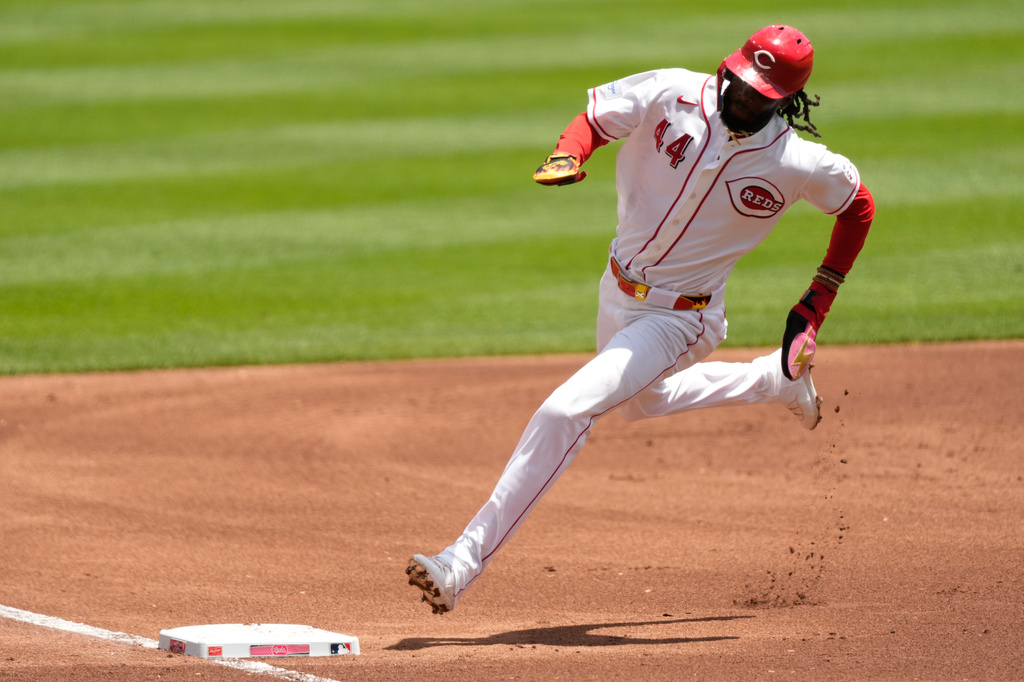 Reds' Elly De La Cruz leaves vs. Braves in 5th inning due to hamstring ...