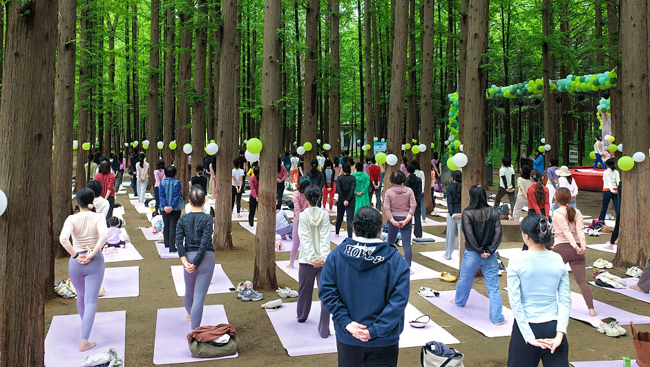 Social fitness communities replace nightlife for young professionals