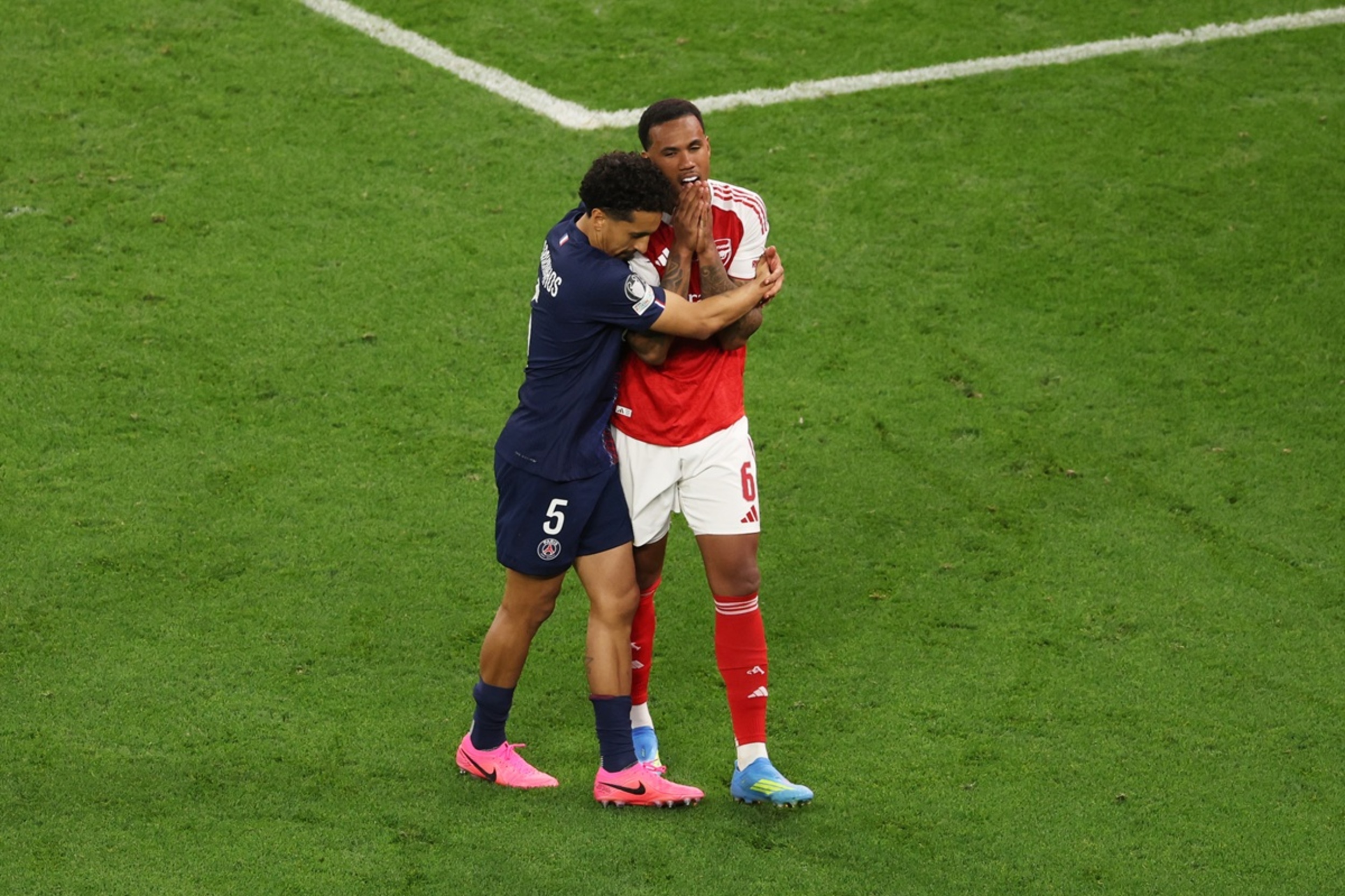 'He is a gentleman.' Odegaard praises PSG star who consoled Gabriel