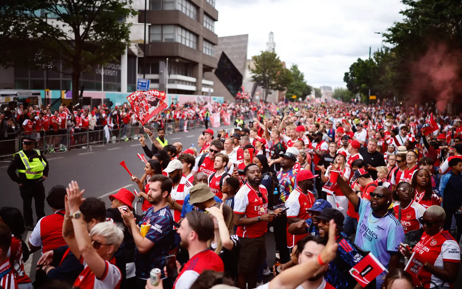 Arsenal set aside loss to PSG with bus parade celebrating Premier ...