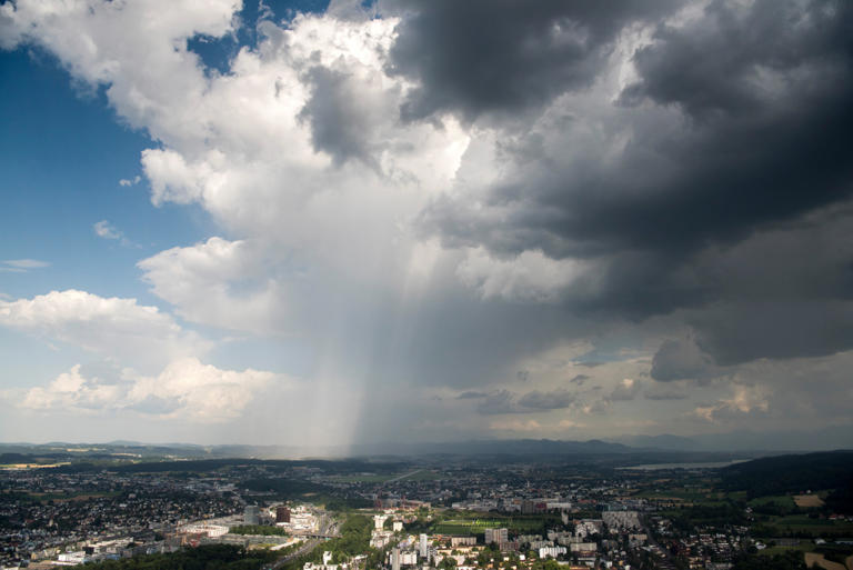 Heftige Gewitter mit Hagel und Sturmböen ziehen über die Schweiz