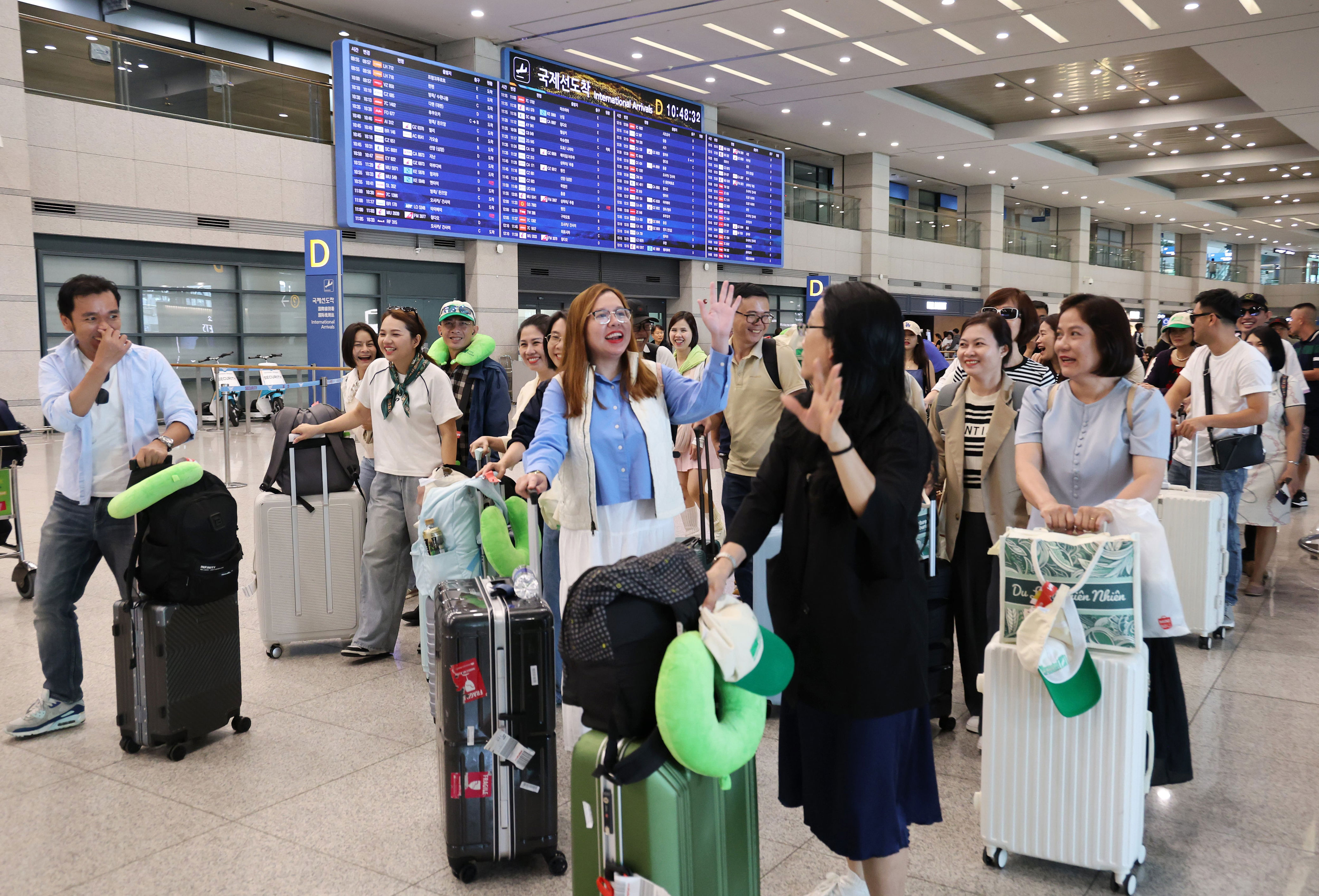 Foreign tourists' spending in Seoul tops 1 trillion won in April