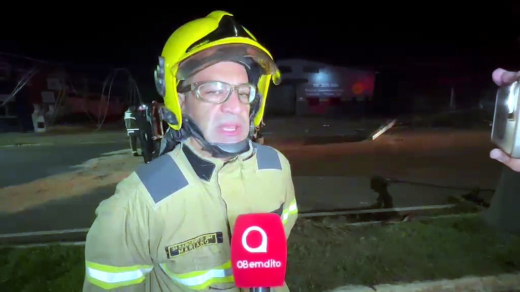 Condutor fica ferido ao bater S10 em poste, veículo capota e ele foge ...