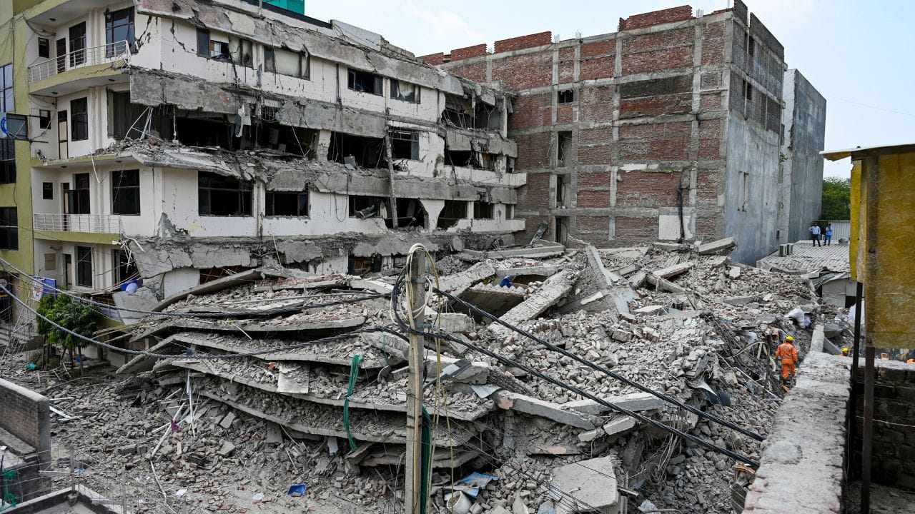 Delhi building collapse: MCD suspends 2 engineers after 6 killed, 10 ...