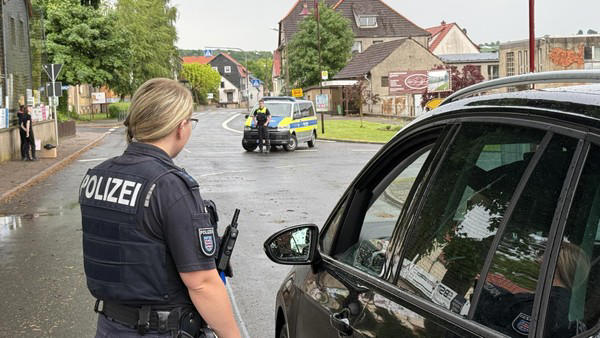 Eiche stürzt auf Gasverteilerkasten: Große Menge Gas tritt im Unstrut ...