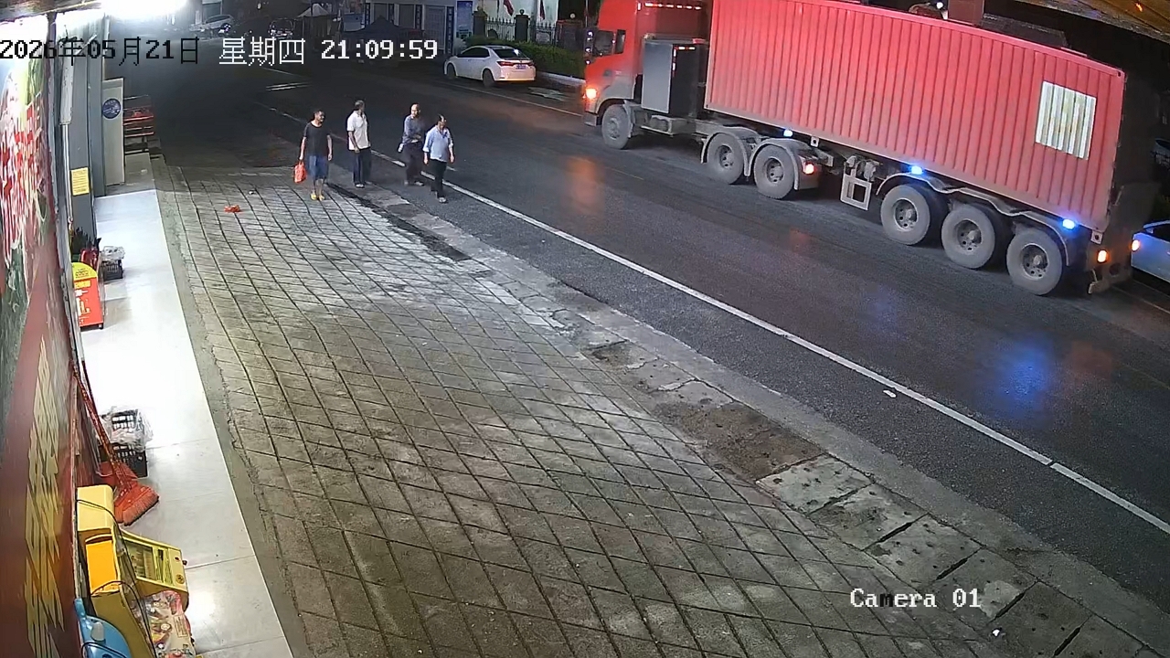 Quick-thinking pedestrians stop rolling truck in China